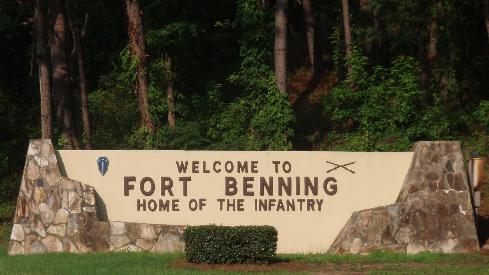 FORT BENNING GEORGIA – ARMY BARRACKS